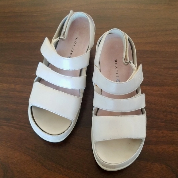 Aravon | Shoes | Aravon Megan Dress Sandal Block Heel Pearl Leather ...